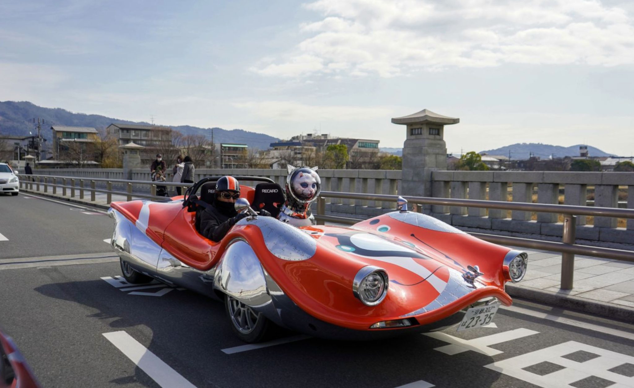 公道を走る「魔法の絨毯」。芸術大学で制作した夢の自動車、ヤノベケンジの《SHIP’S CAT（Speeder）》 – ヤノベケンジ